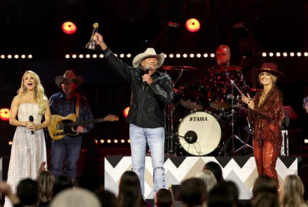 Alan Jackson Walks In, Arena Erupts: A Standing Ovation And Respect ...